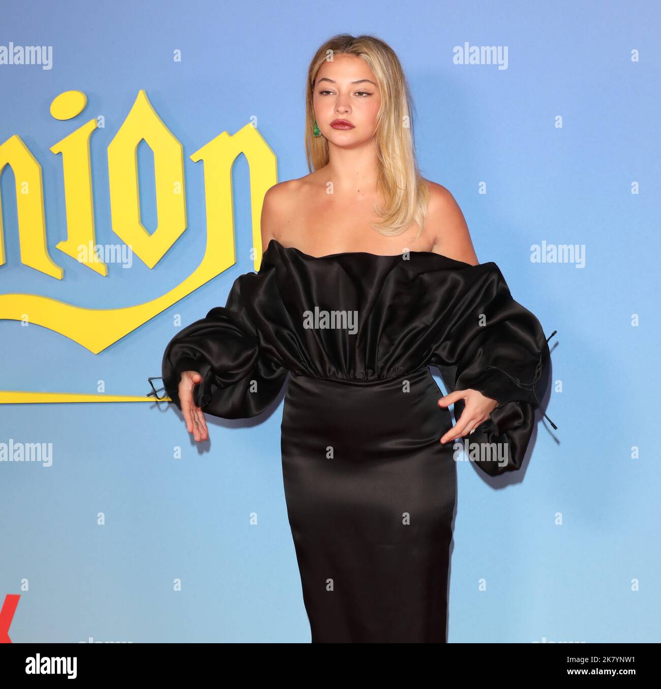 Madelyn Cline attends 'Glass Onion: A Knives Out Mystery' film premiere ...