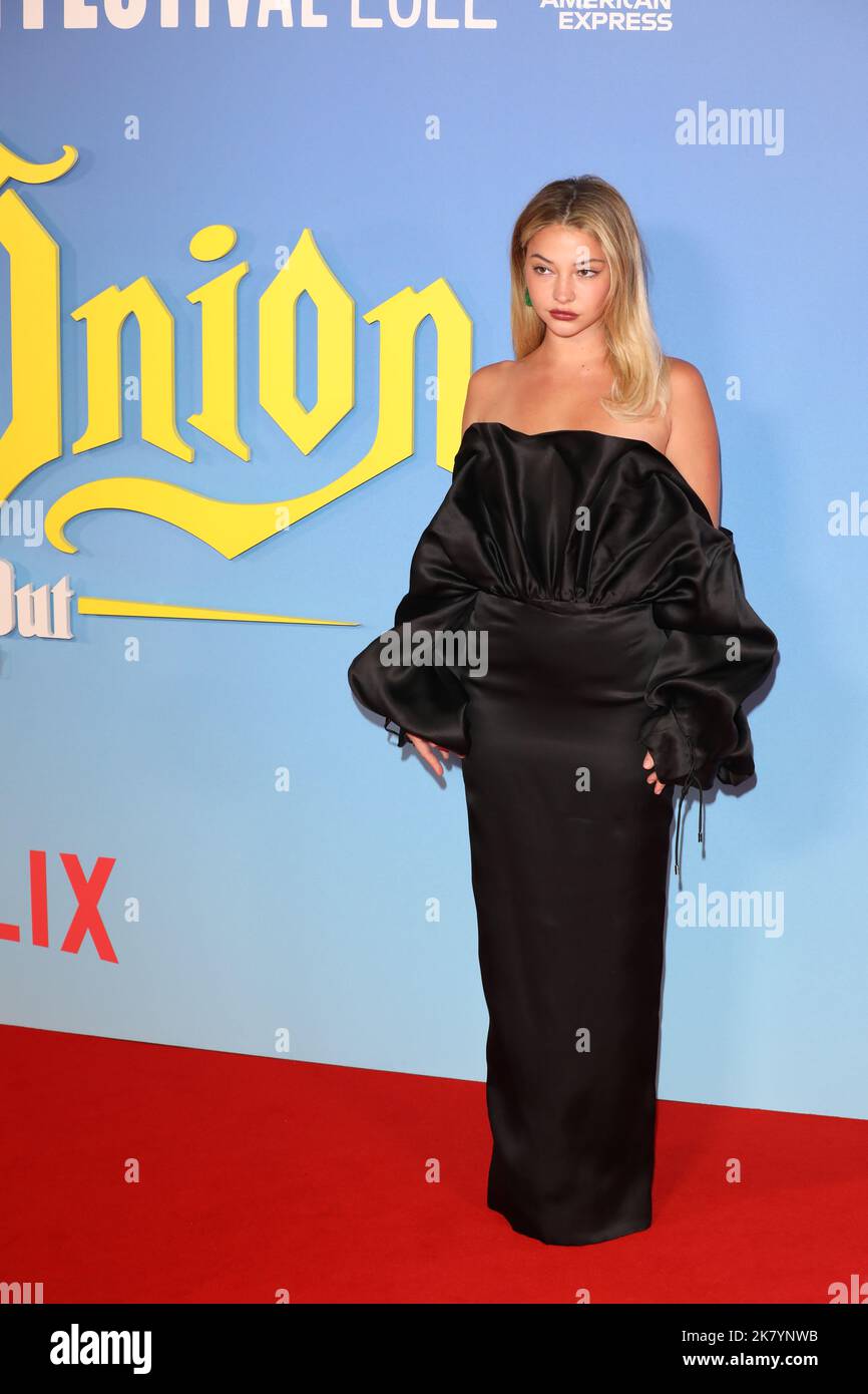 Madelyn Cline attends 'Glass Onion: A Knives Out Mystery' film premiere ...