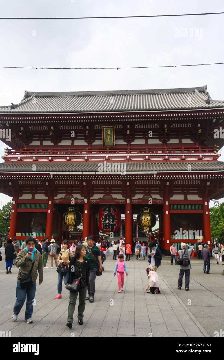 View of Hozomon Gate inside Sensoji temple complex with crowd of people ...