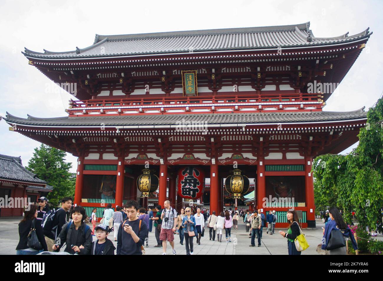 View of Hozomon Gate inside Sensoji temple complex with crowd of people ...