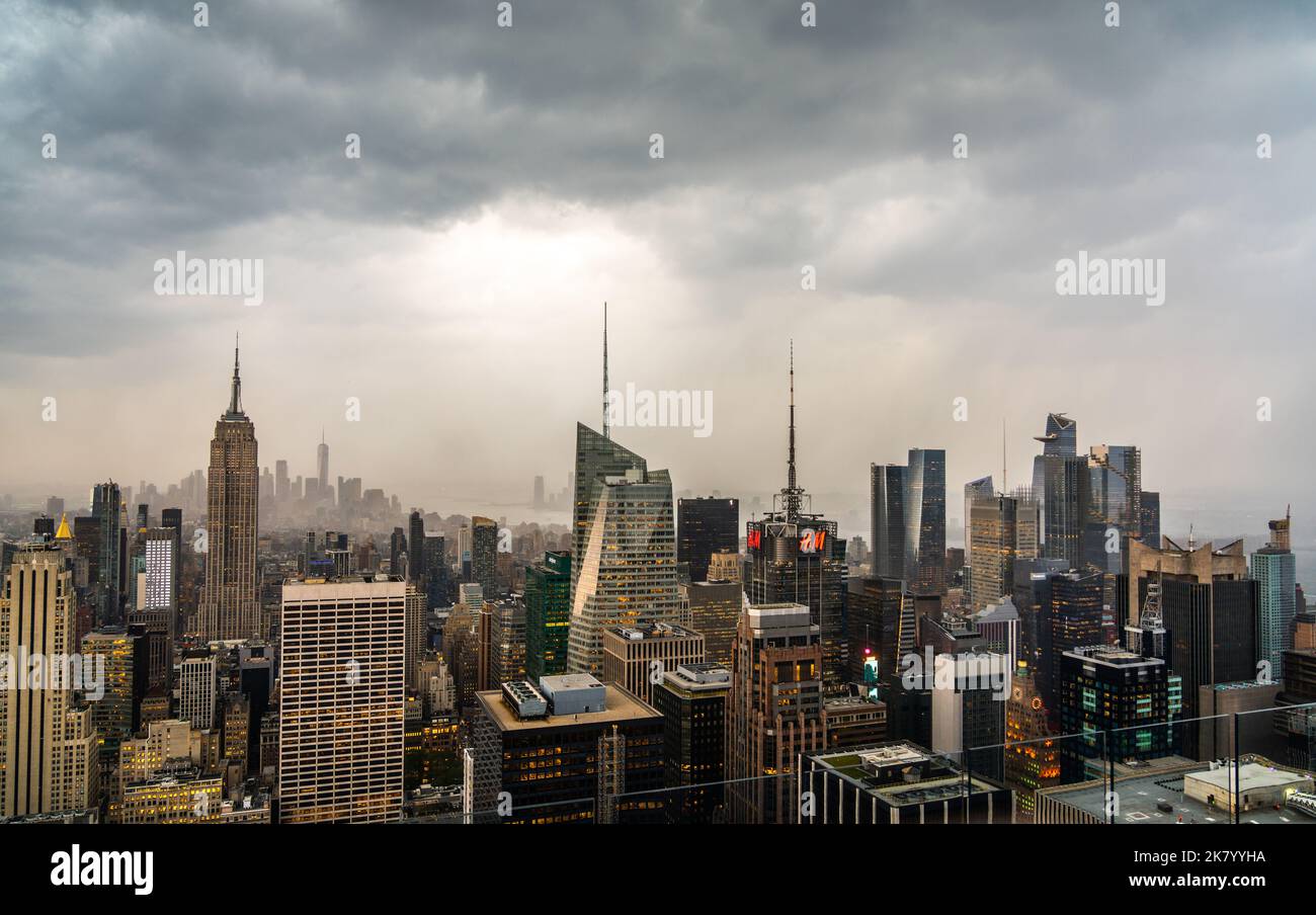 Skyline new york city 2022 hi-res stock photography and images - Alamy