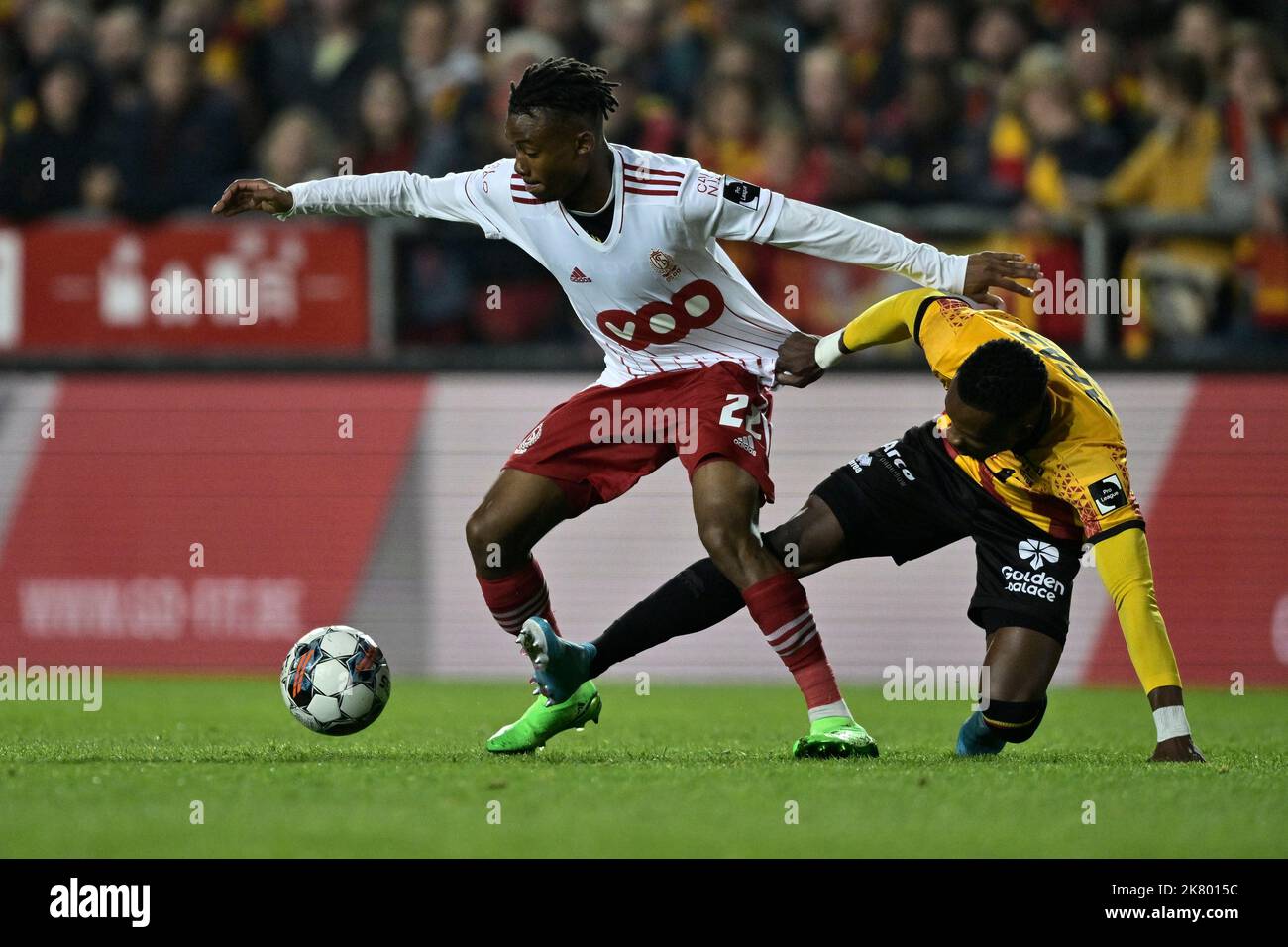 Standard's William Balikwisha and Mechelen's Boli Bolingoli fight for ...
