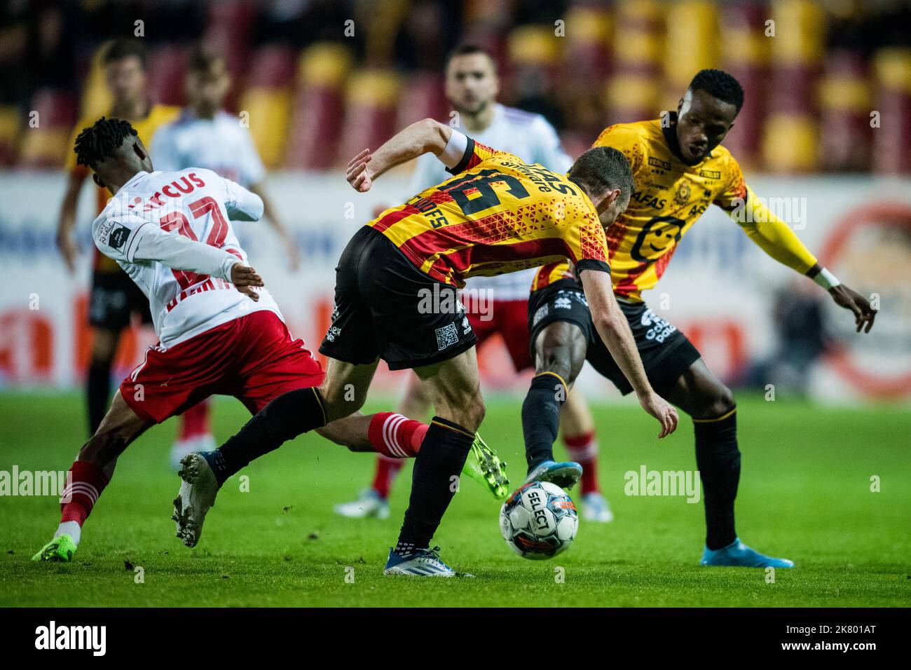 Standard's William Balikwisha, Mechelen's Rob Schoofs and Mechelen's ...