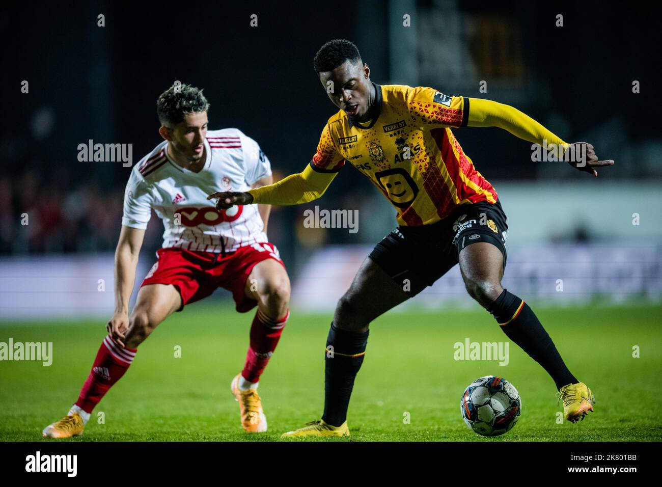 Standard's Steven Alzate and Mechelen's Julien Ngoy fight for the ball ...