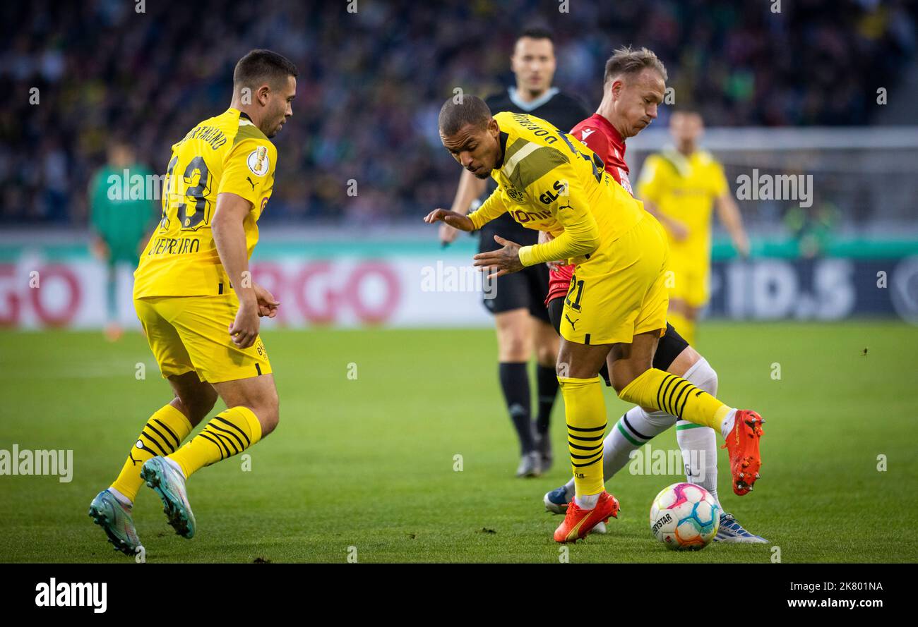 Hannover, 19.10.2022, DFB Pokal Raphael Guerreiro (BVB), Donyell Malen ...