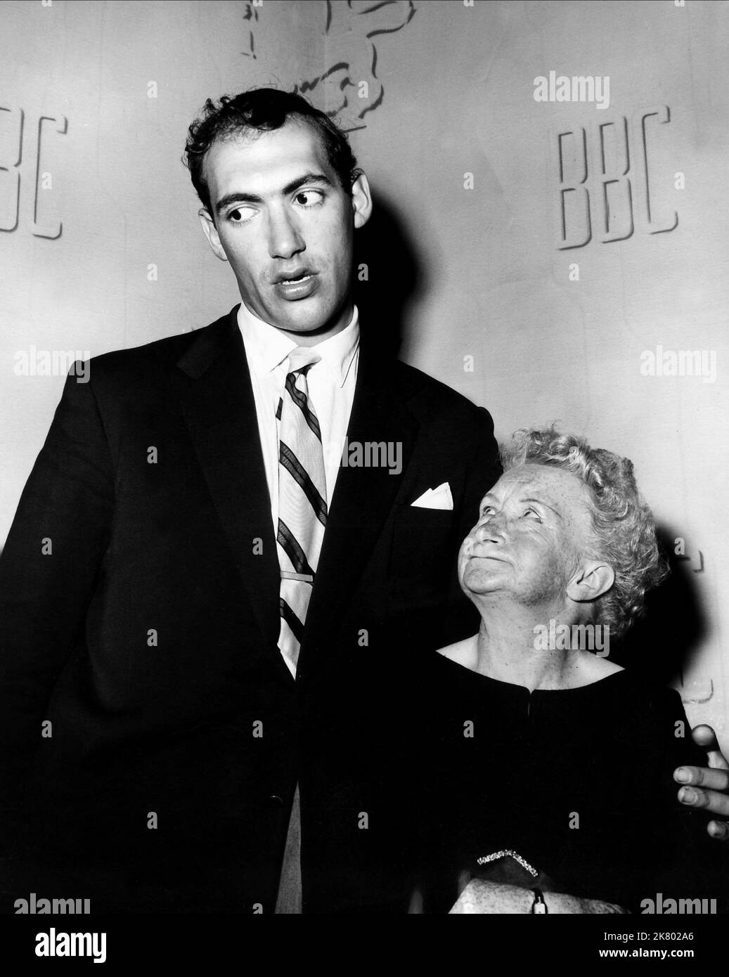 Bernard bresslaw gladys educating archie hi-res stock photography and ...