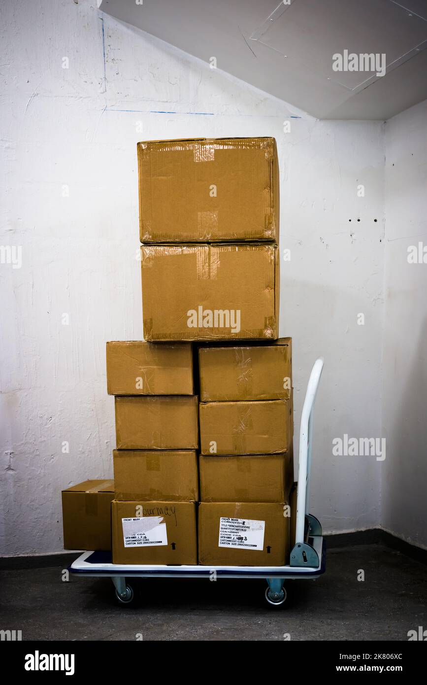 Hand trolley hi-res stock photography and images - Alamy