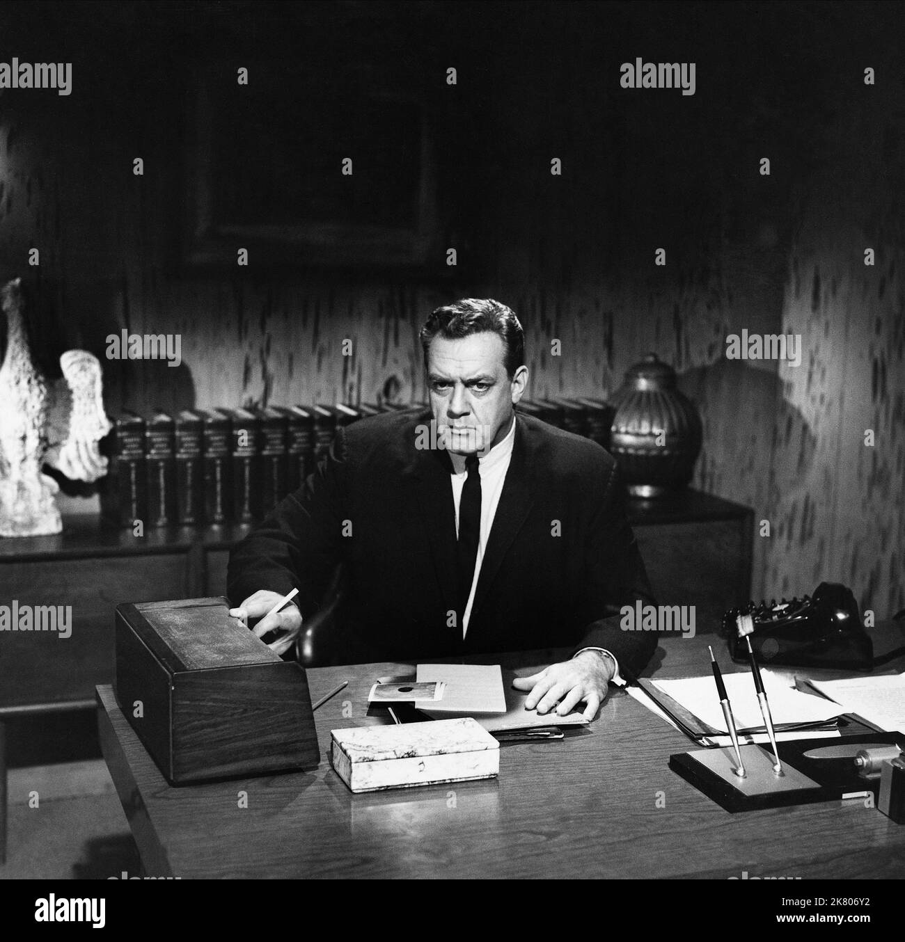 Raymond Burr Television: Perry Mason (TV-Serie) Characters: Perry Mason ...