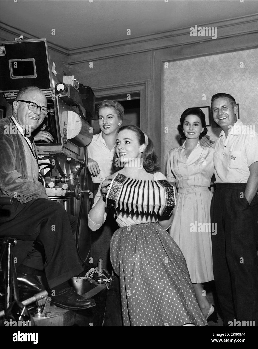 Joseph Ruttenberg, Joan Fontaine, Piper Laurie, Jean Simmons & Robert ...