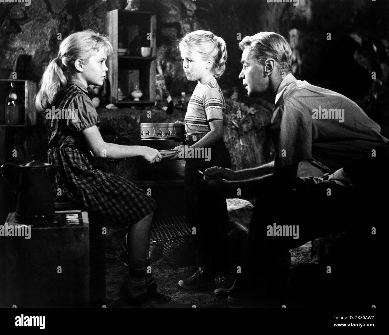 Barbara Beaird, Sue Gordon & Alan Ladd Film The Man In The Net (1952 ...