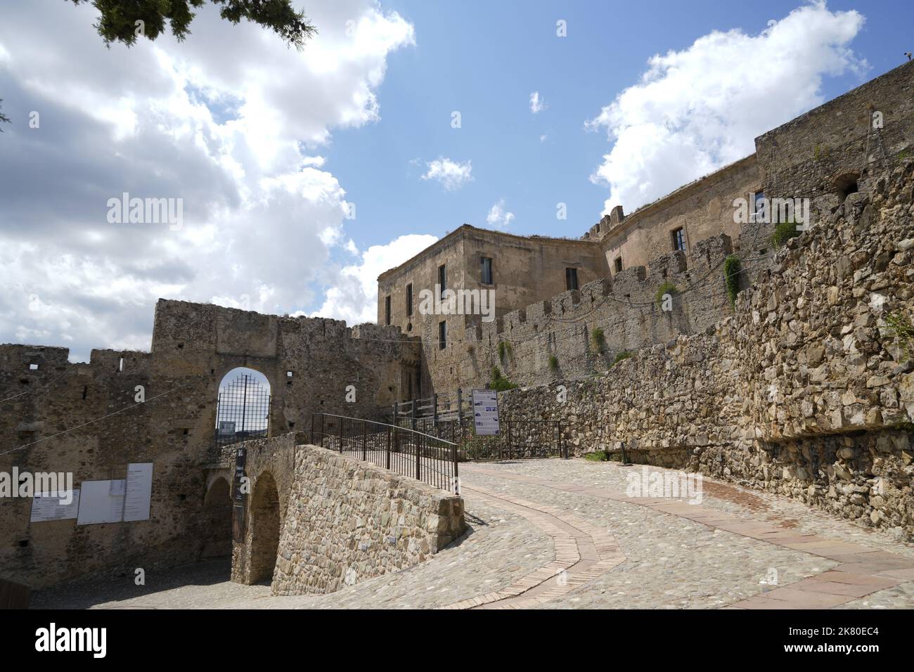 Rocca Imperiale: un paese nella provincia di Cosenza. Un paese ...
