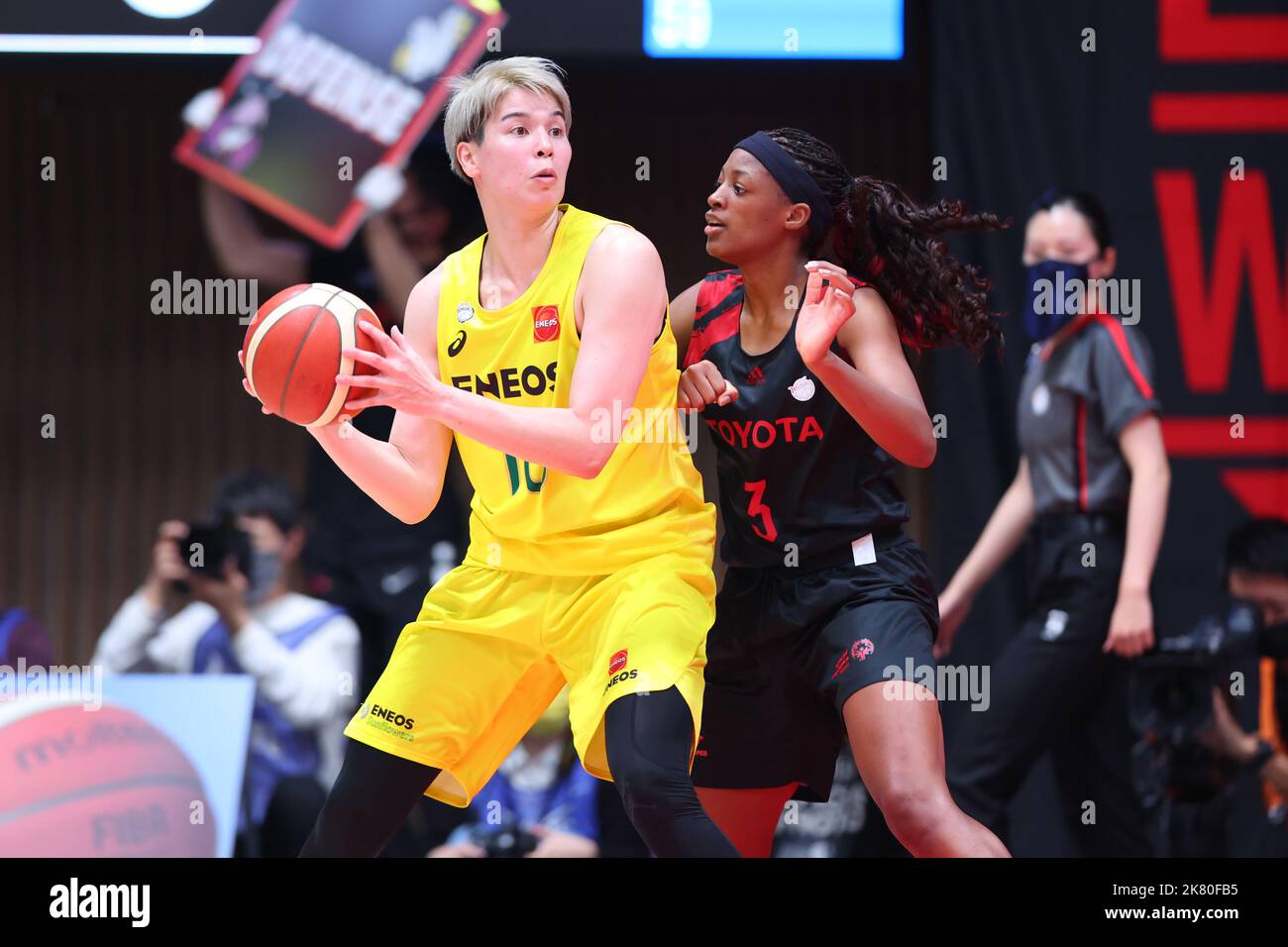 Yoyogi 2nd Gymnasium, Tokyo, Japan. 19th Oct, 2022. (L-R) Ramu Tokashiki (Sunflowers), Stephanie ...