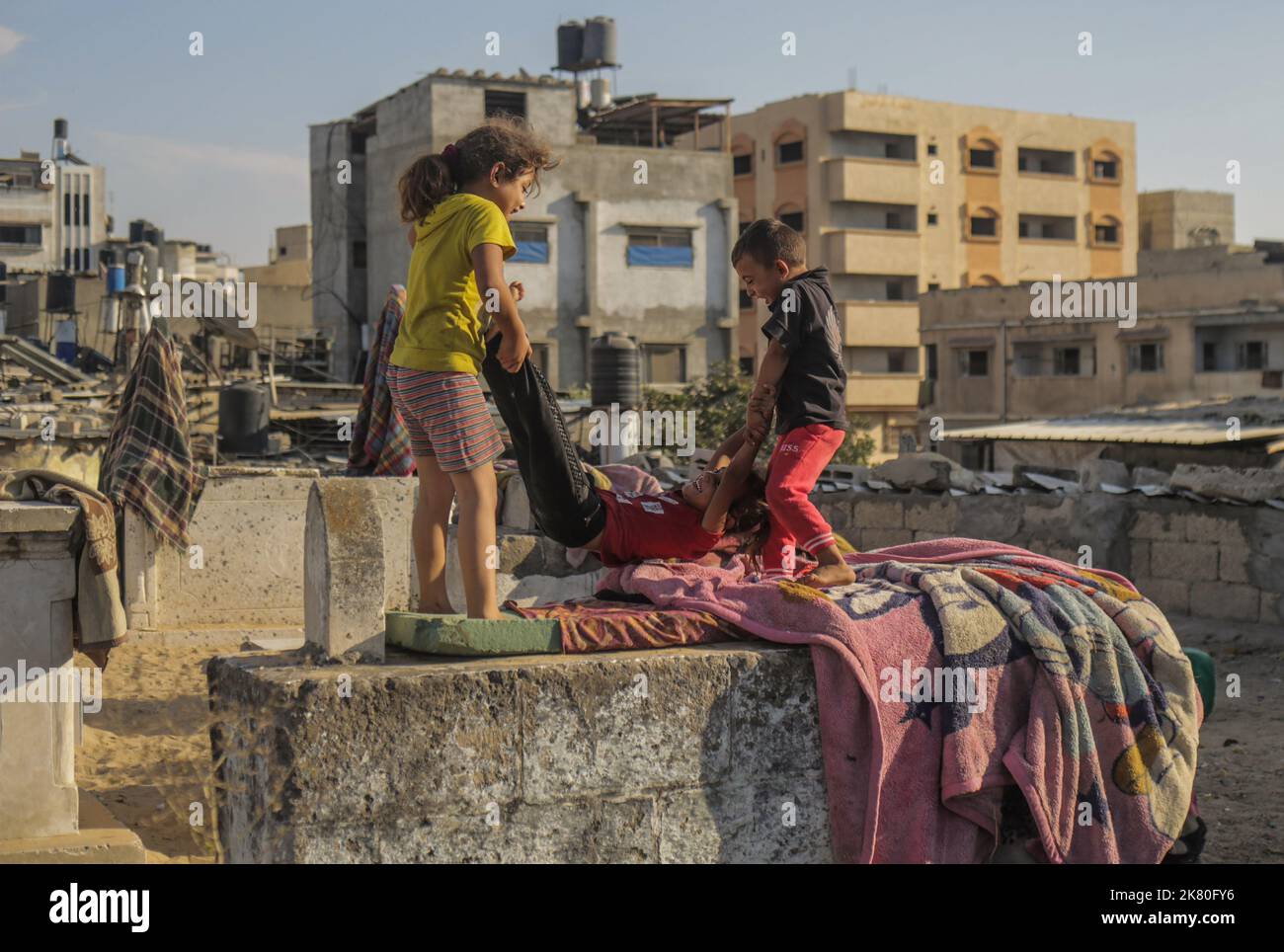 Children playing dead hi-res stock photography and images - Alamy