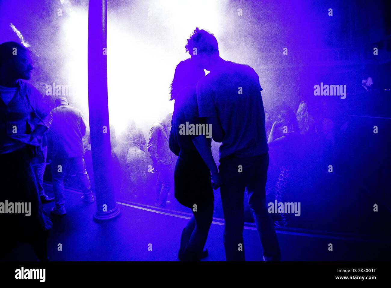 2022-10-20 00:05:51 AMSTERDAM - Audience during a performance by DJ ...