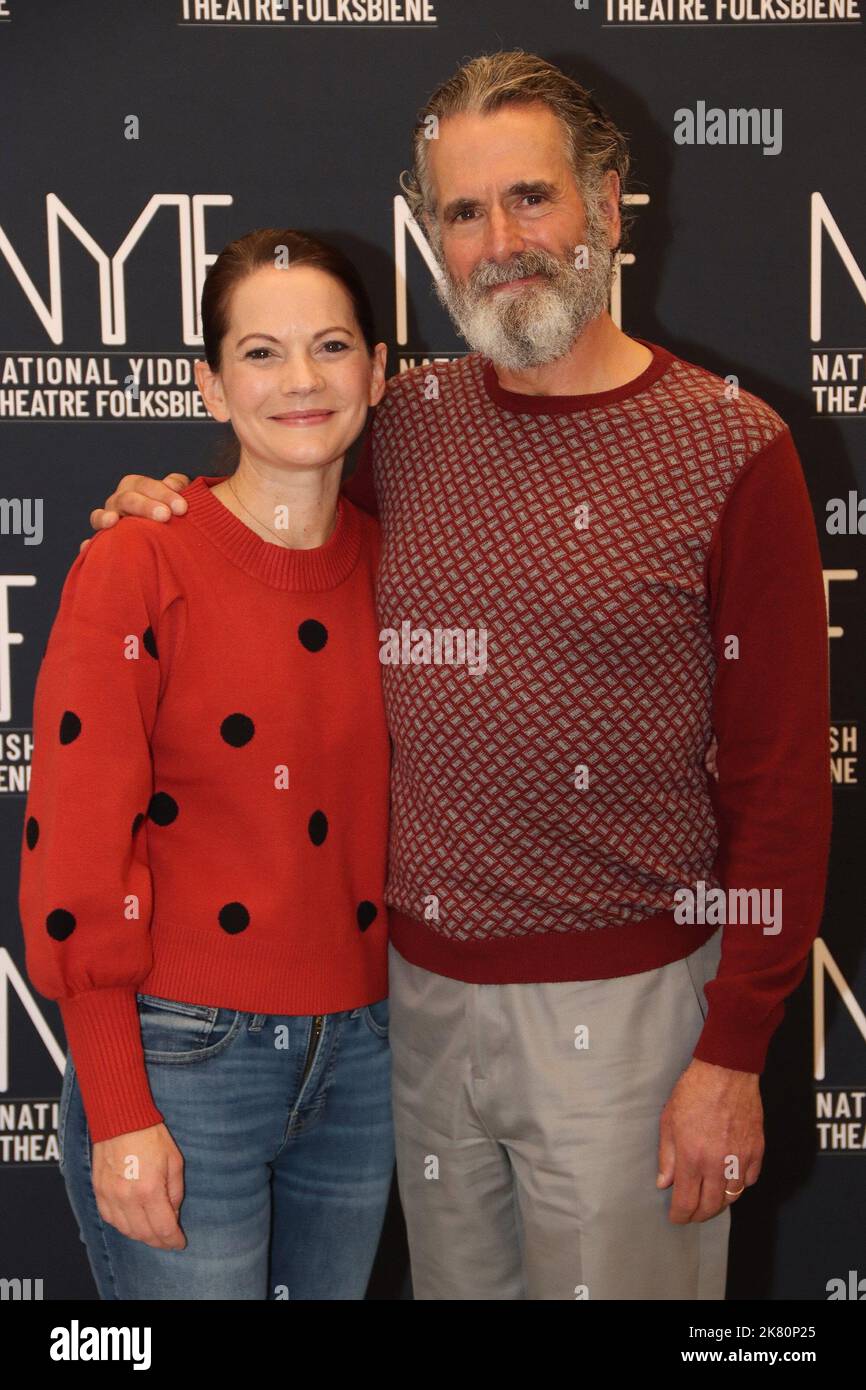 Jennifer babiak and steven skybell hi-res stock photography and images ...