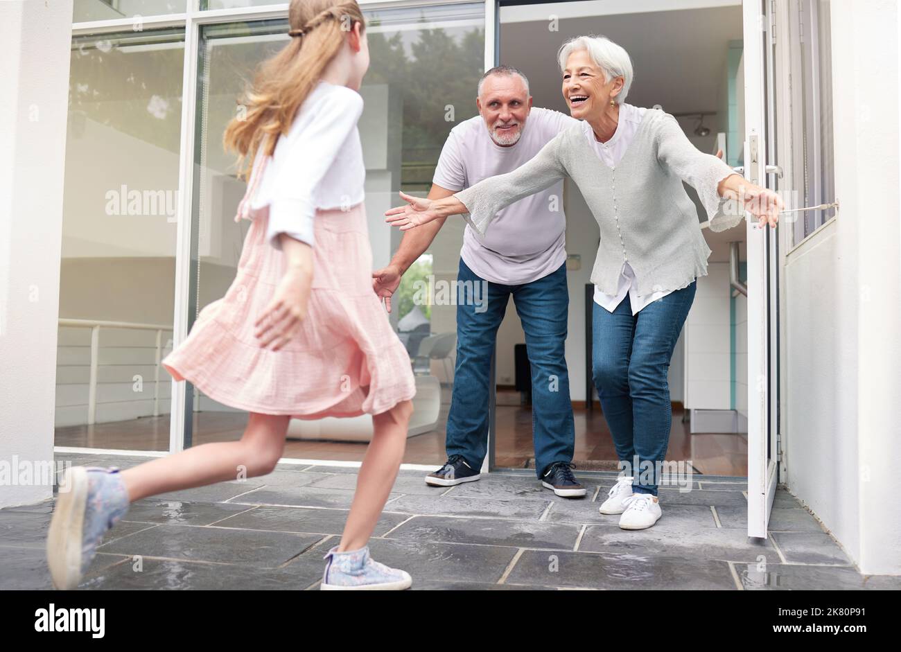 Grandparents welcome children door hi-res stock photography and images ...