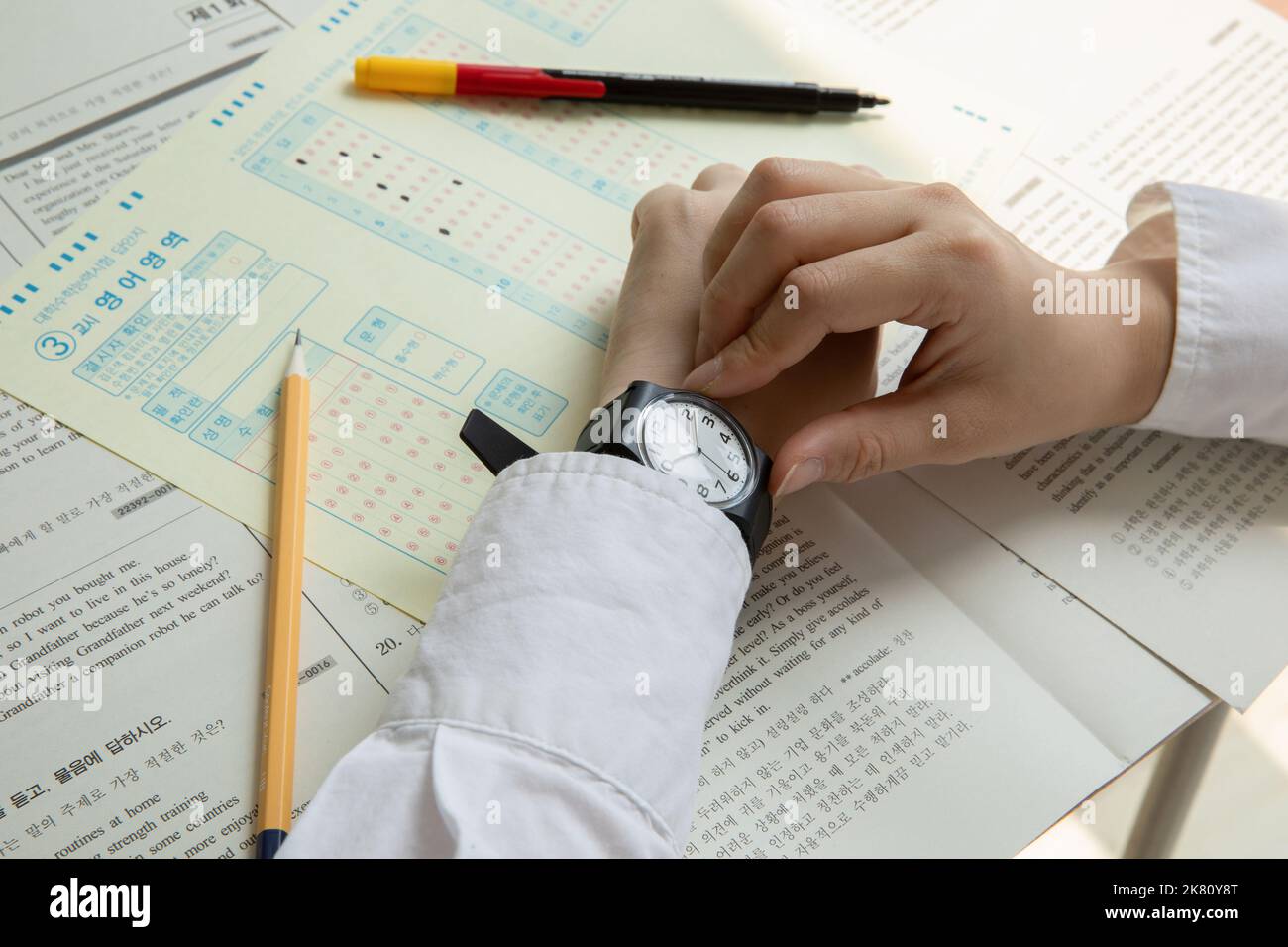 Teenager checking the time school hi-res stock photography and images ...