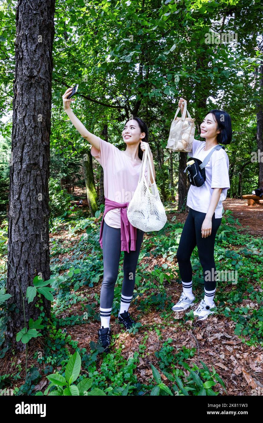 Two young women friends picking hi-res stock photography and images - Alamy