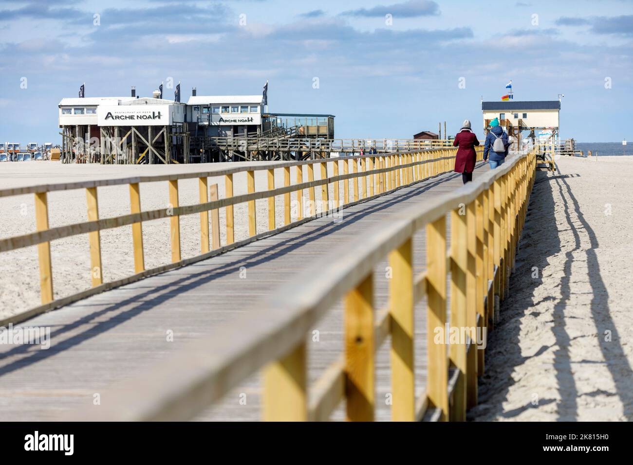 Seebrücke zum Sankt Peter-Ording-Strand, am Ende die Sandbank mit den ...