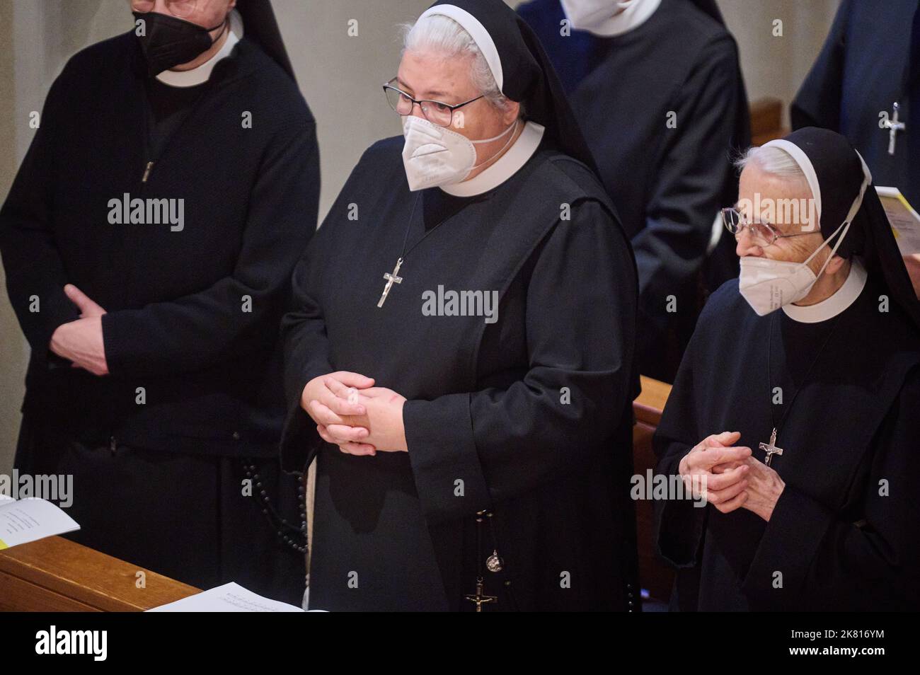 Berlin, Germany. 20th Oct, 2022. Franciscan nuns pray at the service ...