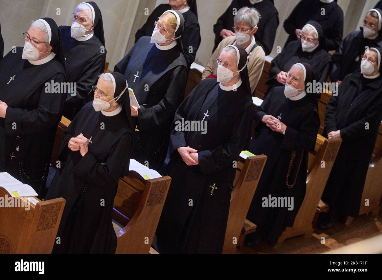 Berlin, Germany. 20th Oct, 2022. Franciscan nuns pray at the service ...