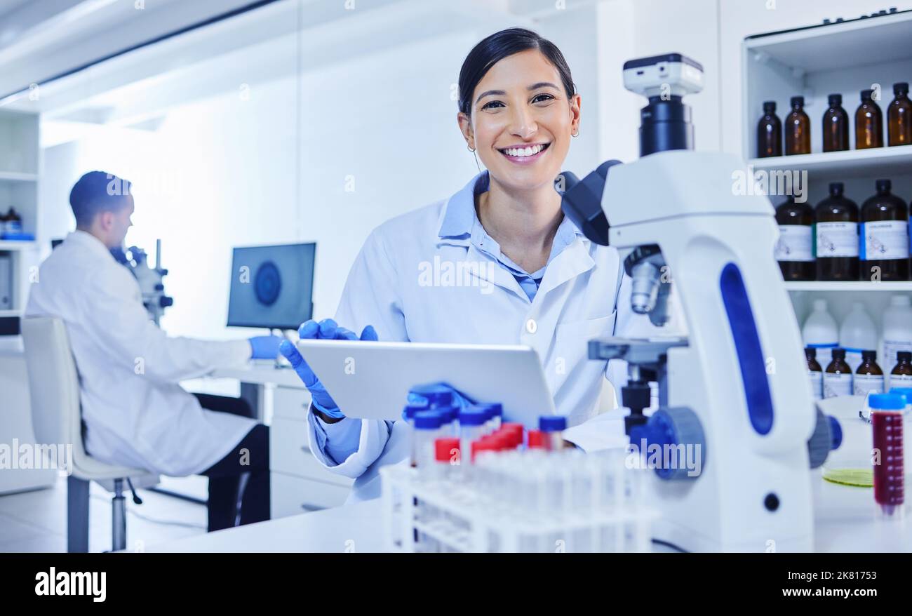 Female doctor scientist tablet hi-res stock photography and images - Alamy