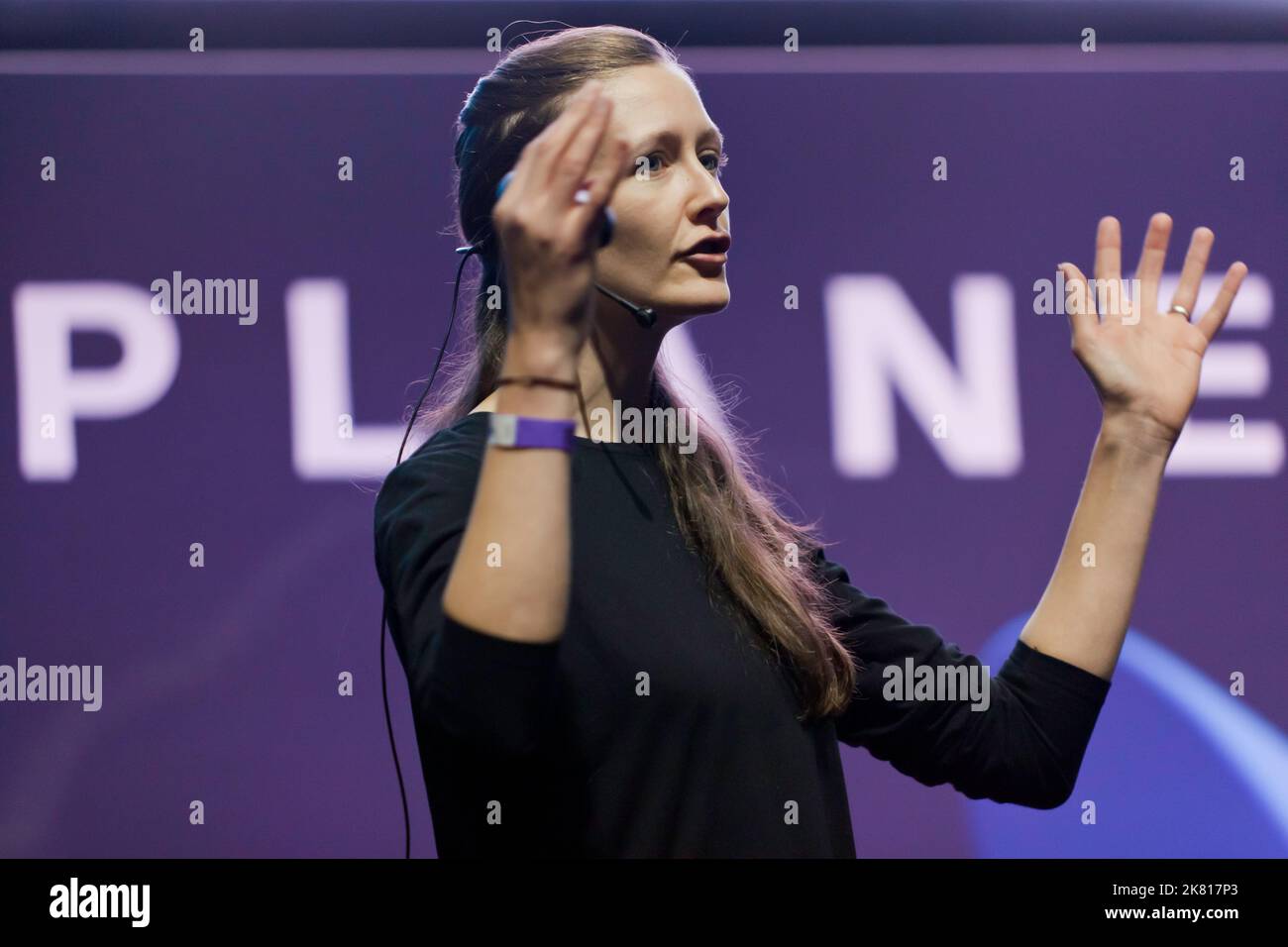 Dr Elsa Panciroli describing her work on the anatomy and evolution of ...