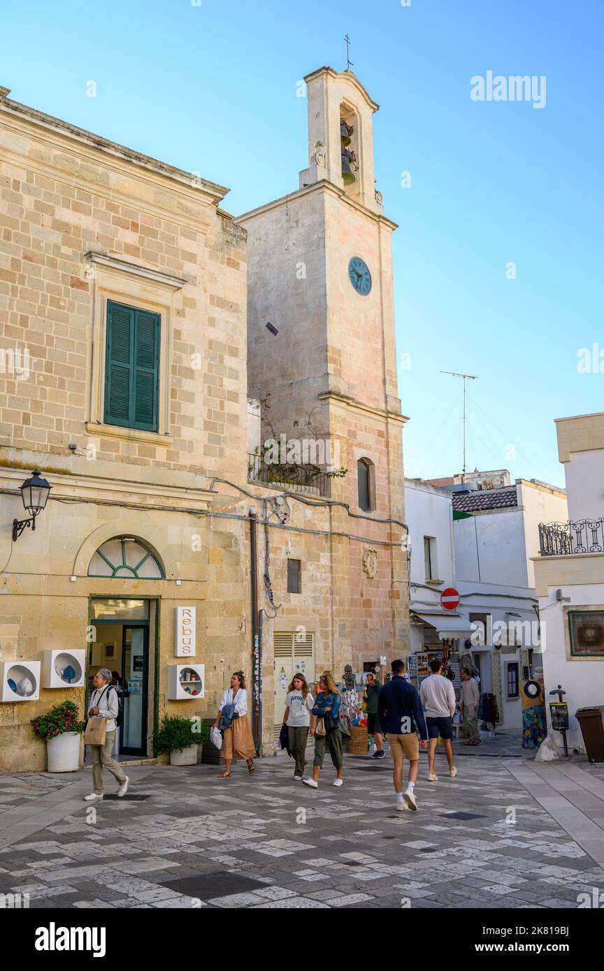 Small town square hi-res stock photography and images - Alamy