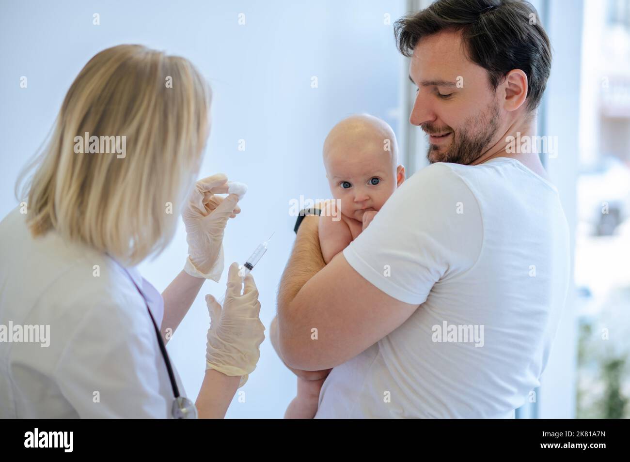 Doctor preparing injection child hi-res stock photography and images ...