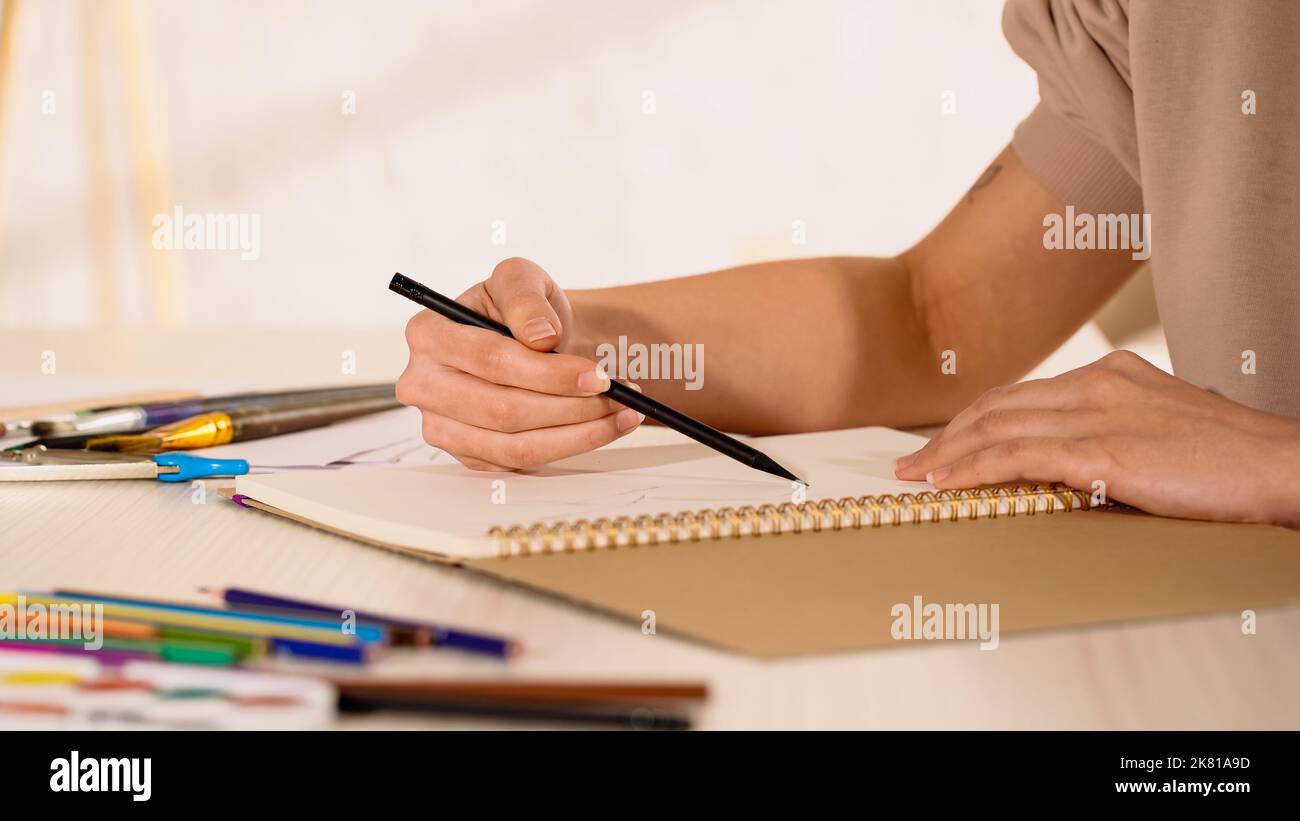 Woman drawing and pencils hi-res stock photography and images - Alamy