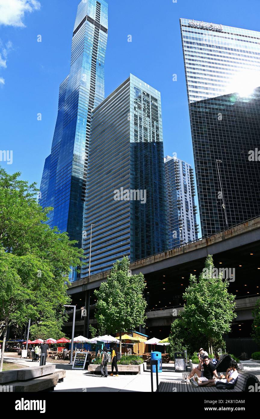 Riverwalk und St. Regis Tower; Chicago, Illinois, Vereinigte Staaten ...