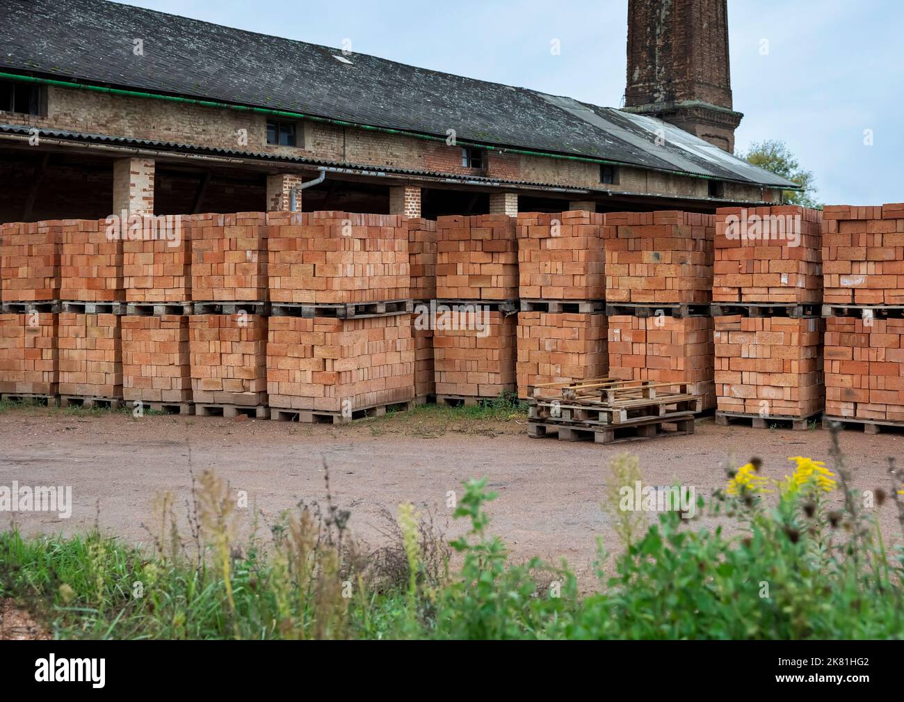 Red brick on pallets in brick factory Stock Photo - Alamy