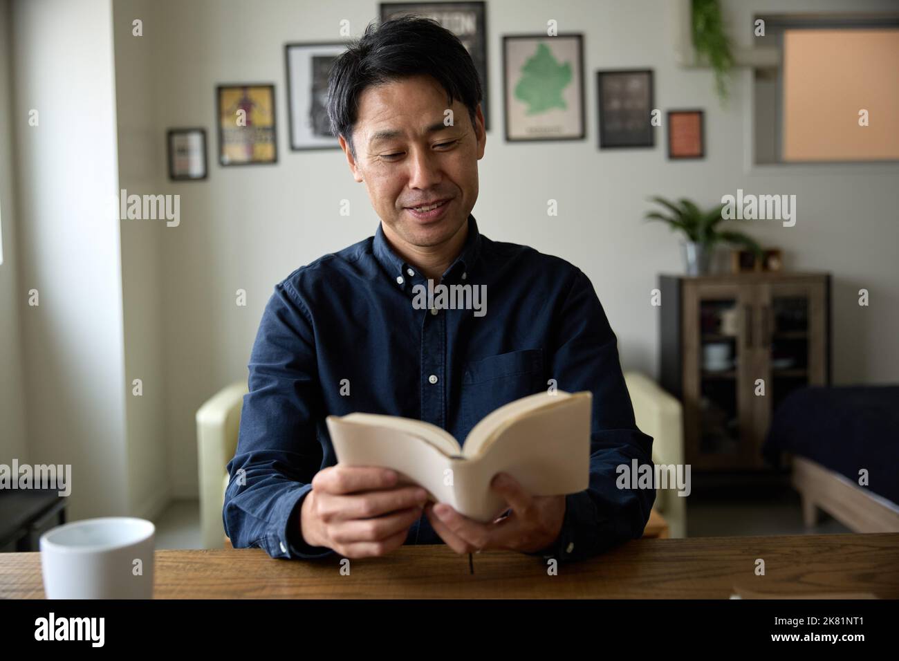 Japanese man reading a book Stock Photo - Alamy