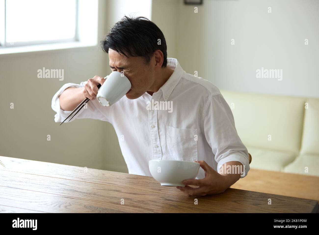 Japanese man eating meal in a hurry Stock Photo - Alamy