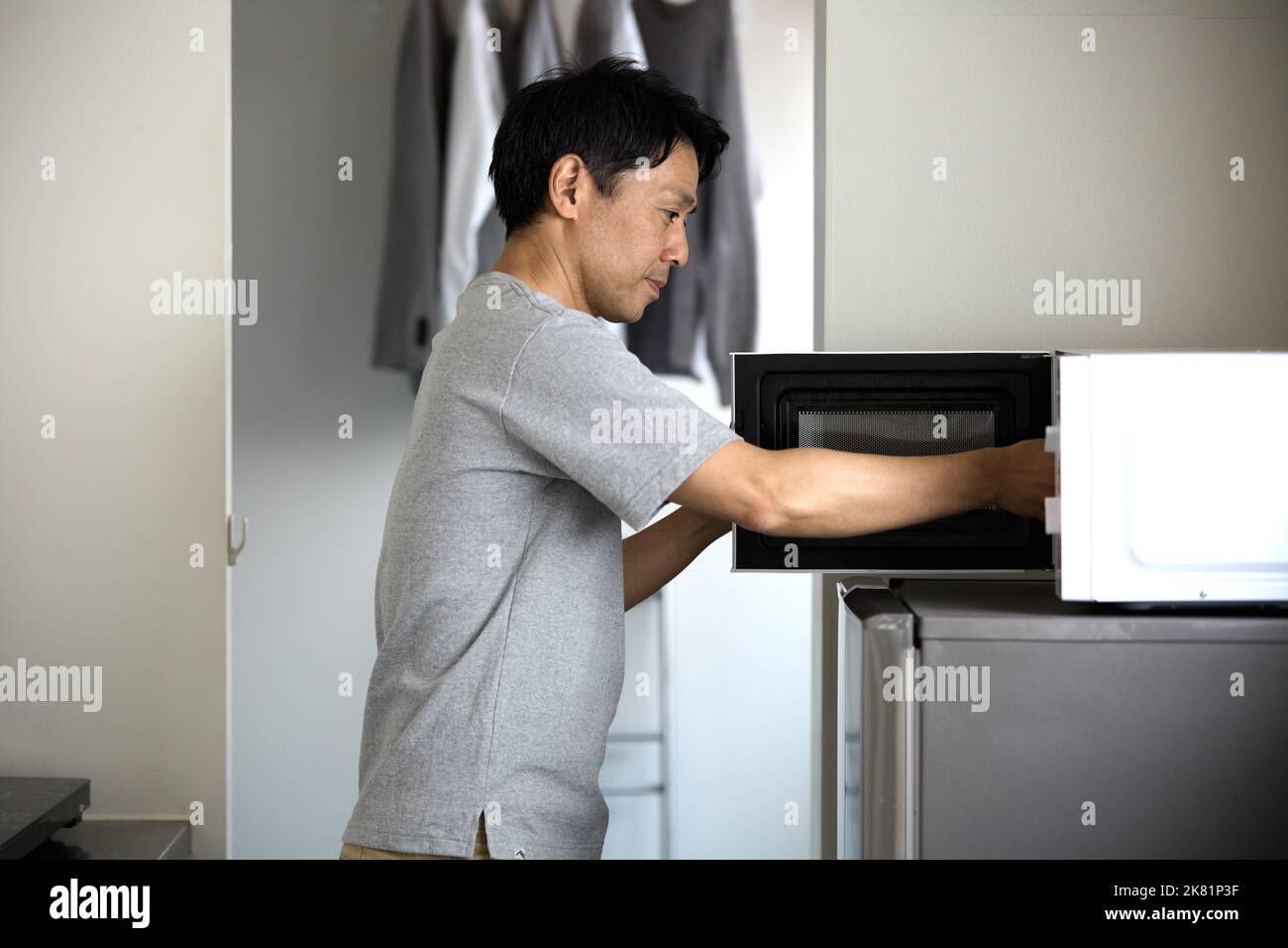 Using microwave oven hi-res stock photography and images - Alamy
