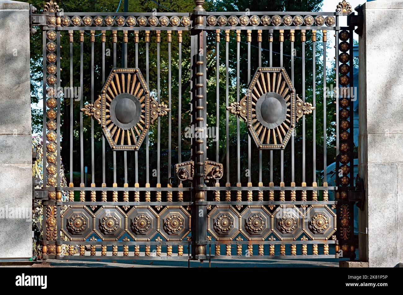 Ornate wrought iron front gates hi-res stock photography and images - Alamy