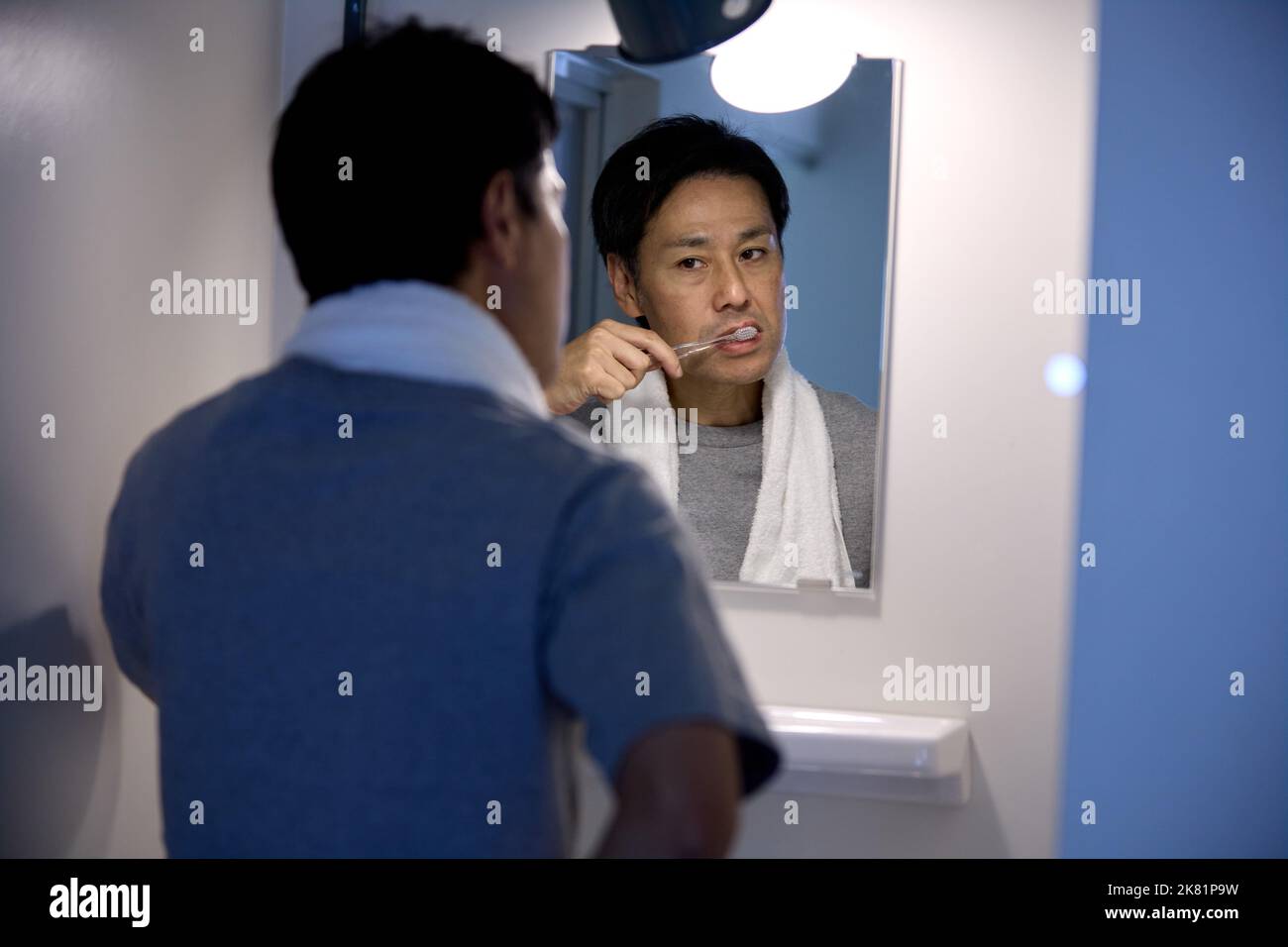 Japanese man brushing his teeth Stock Photo - Alamy