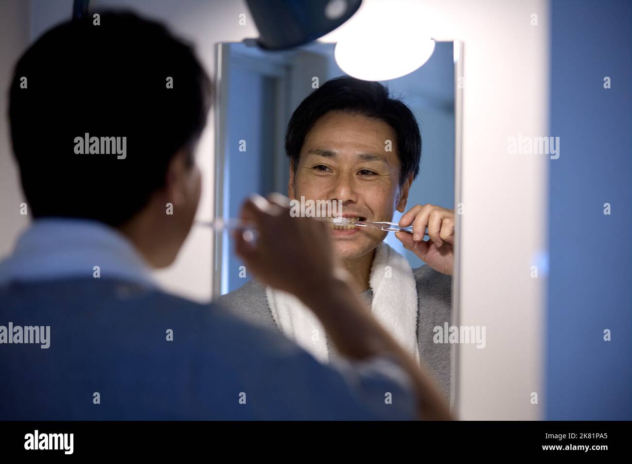 Japanese man brushing his teeth Stock Photo - Alamy