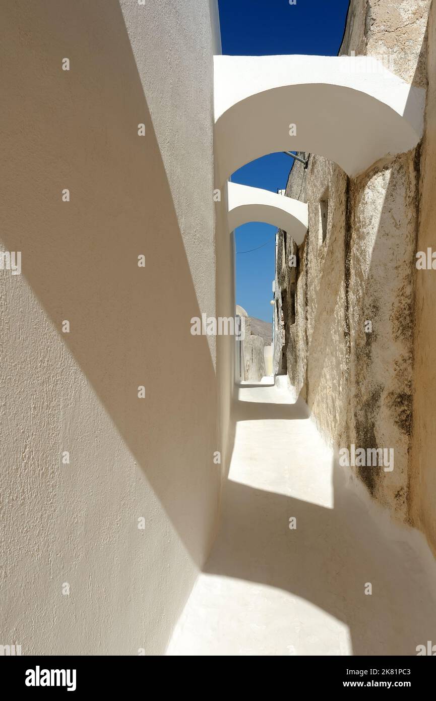 Arch of a narrow street in the Emporio village, Santorini island ...