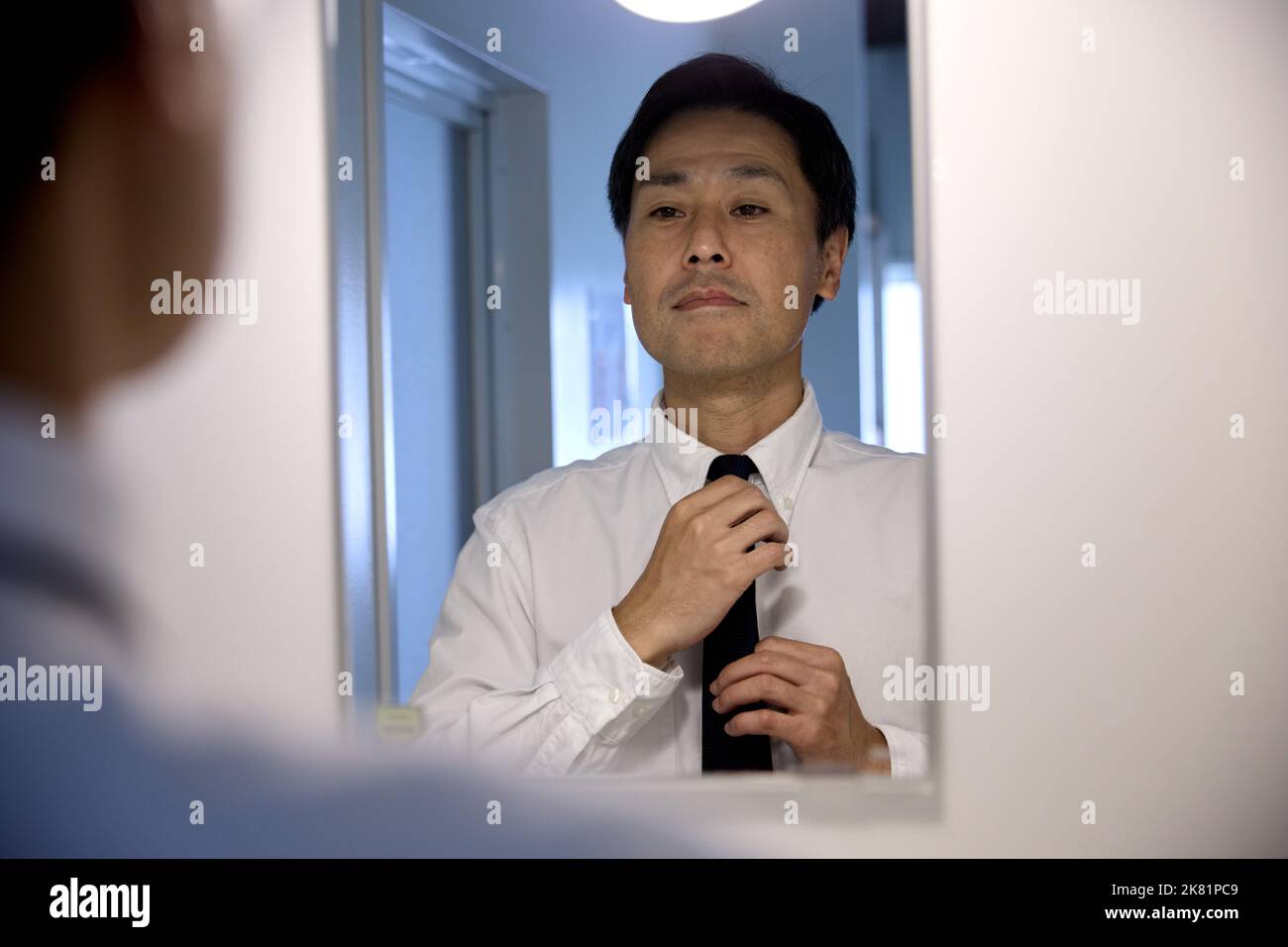 Japanese men tying hi-res stock photography and images - Alamy