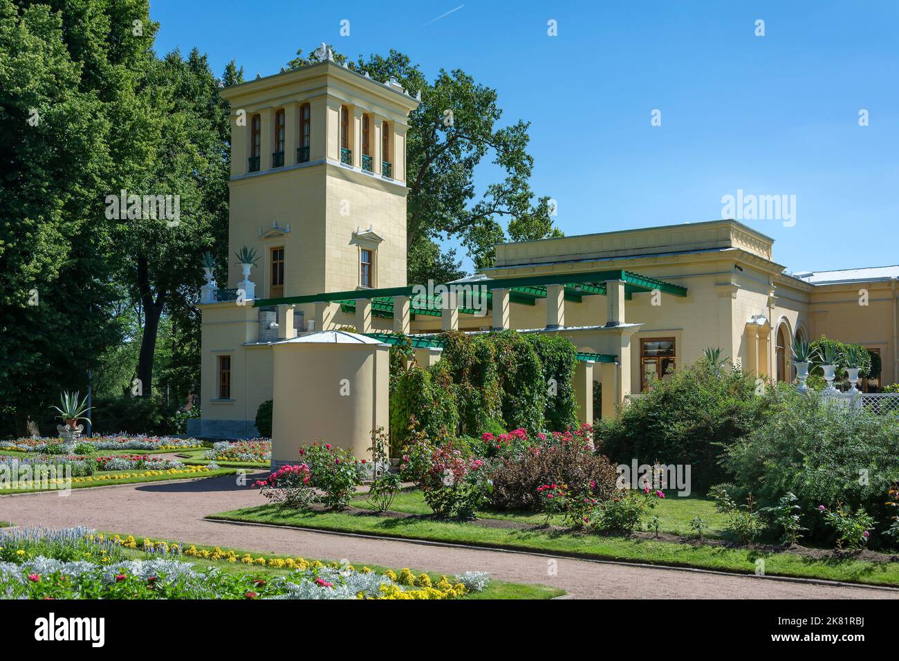 Flowerbed from terrace garden hi-res stock photography and images - Alamy