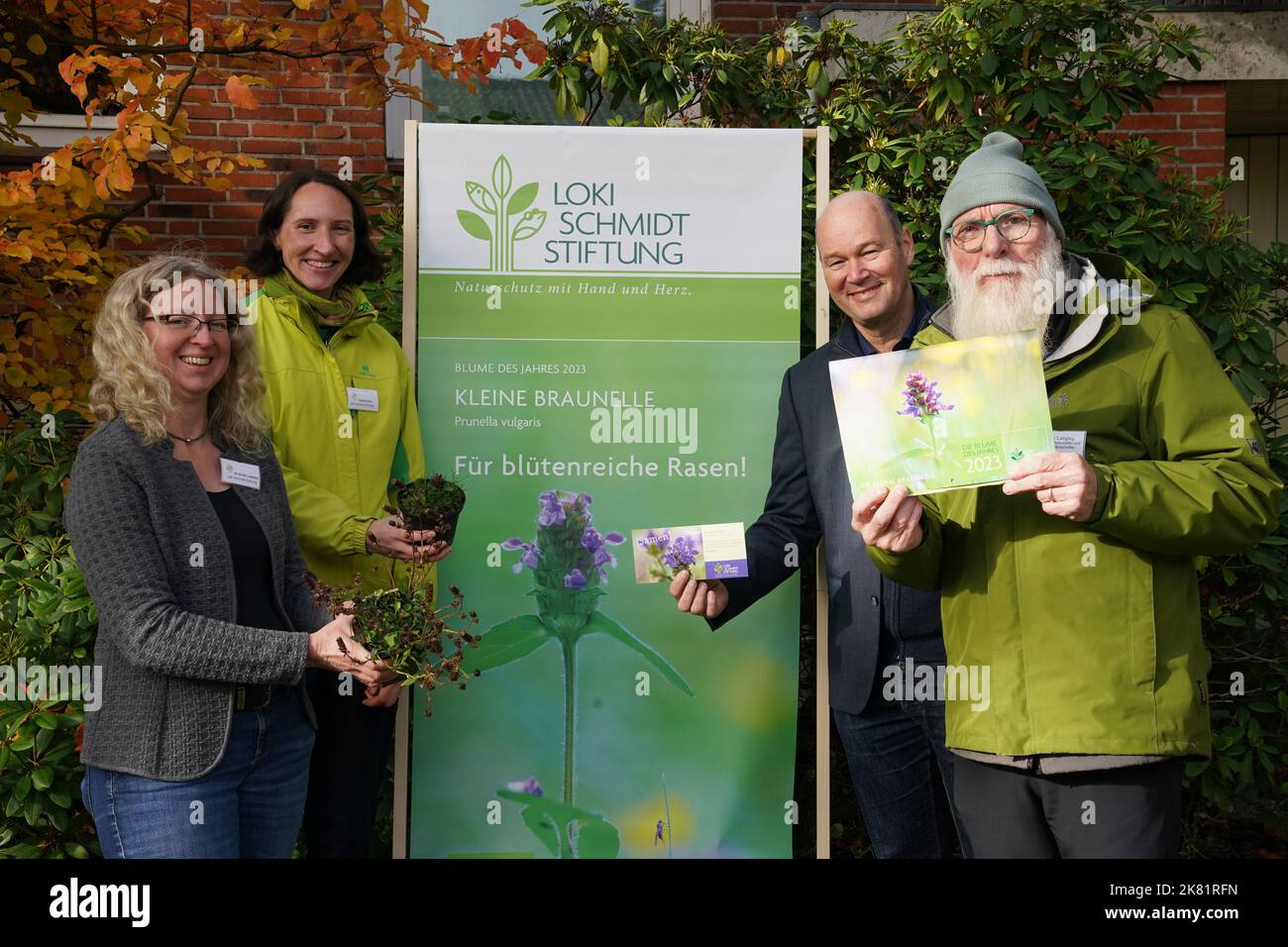 20 October 2022, Hamburg: John Langley (r-l), TV gardener and ...