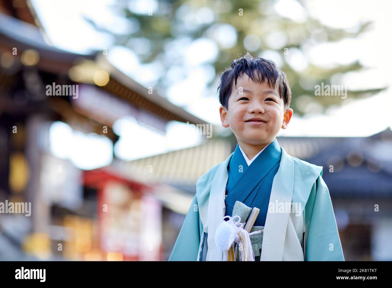 Japanese kid wearing kimono at the temple Stock Photo - Alamy