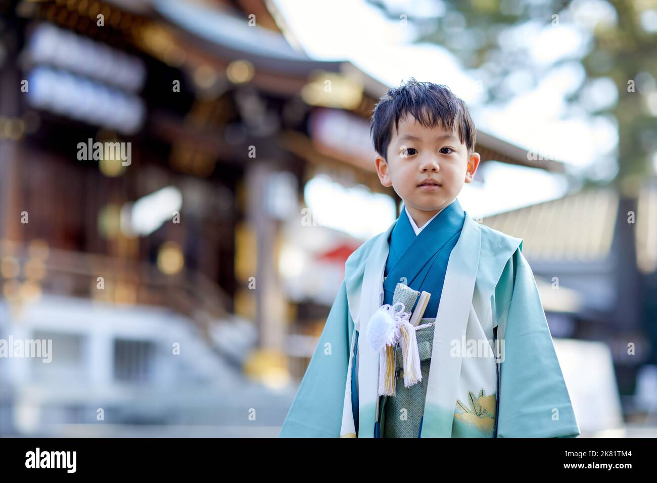 Japanese kid wearing kimono at the temple Stock Photo - Alamy