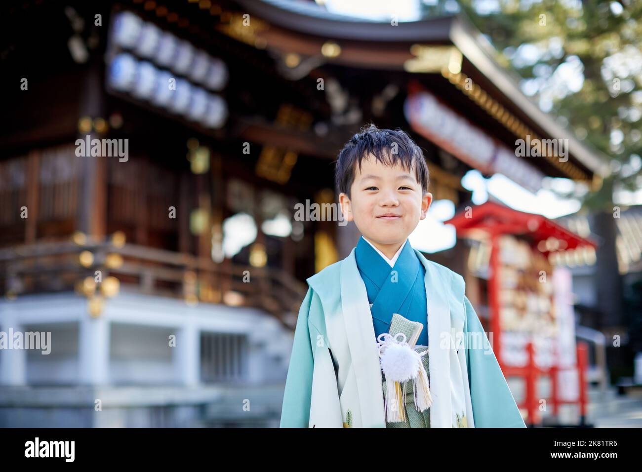 Japanese kid wearing kimono at the temple Stock Photo - Alamy
