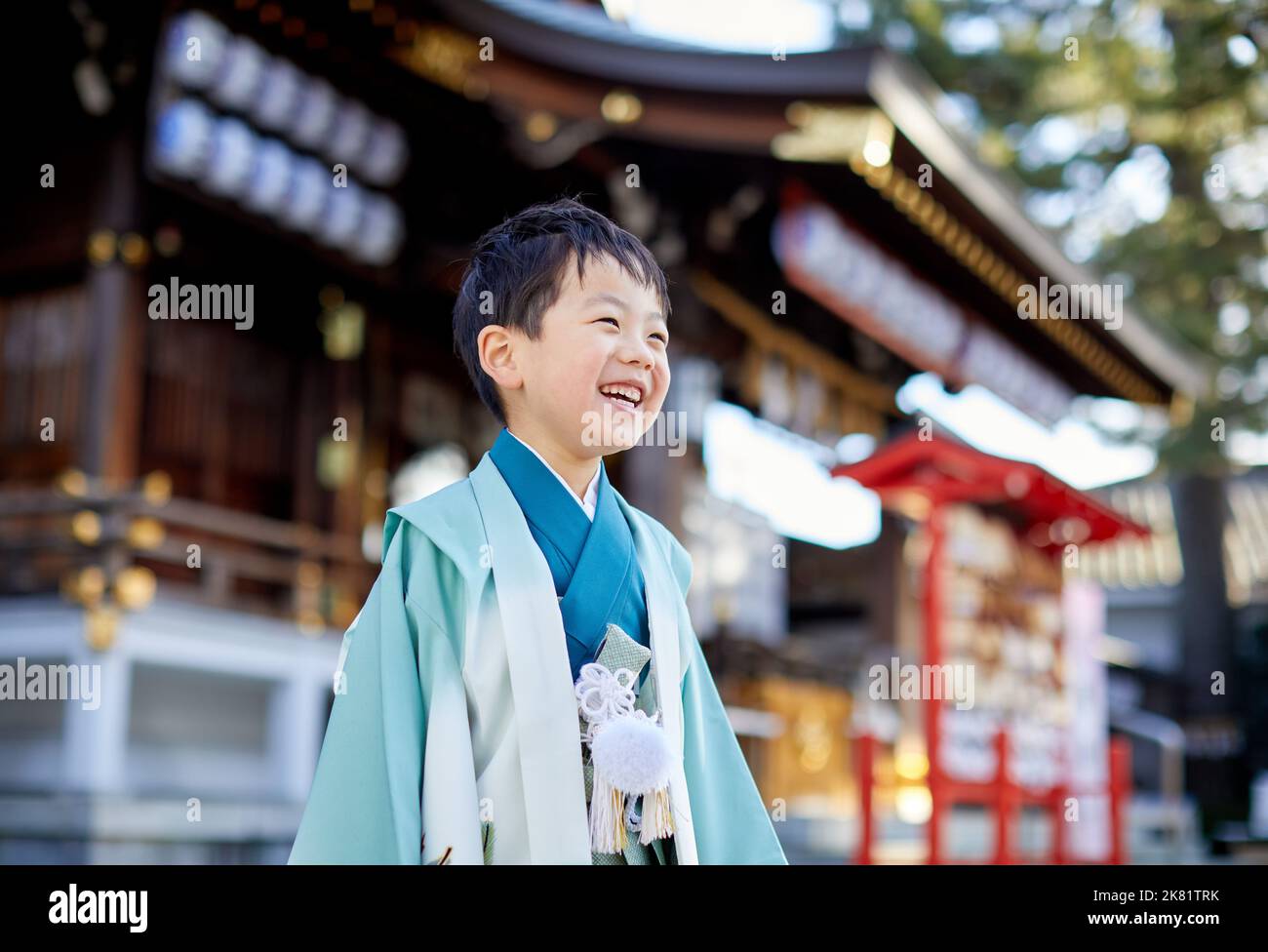 Japanese kid wearing kimono at the temple Stock Photo - Alamy