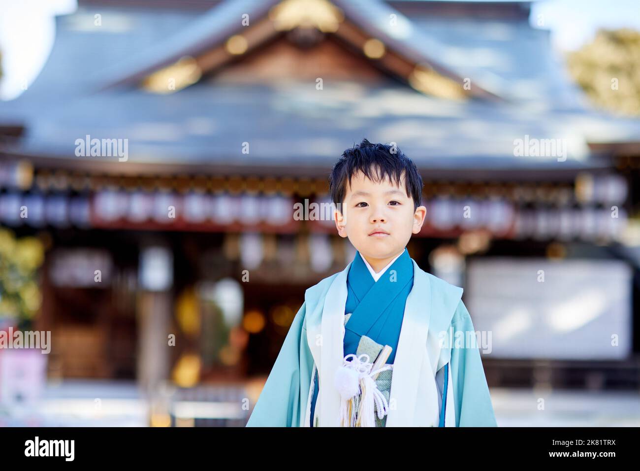 Japanese kid wearing kimono at the temple Stock Photo - Alamy