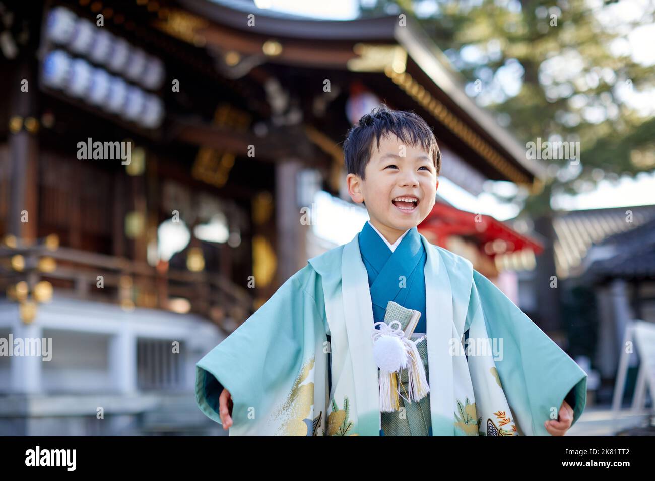 Japanese kid wearing kimono at the temple Stock Photo - Alamy