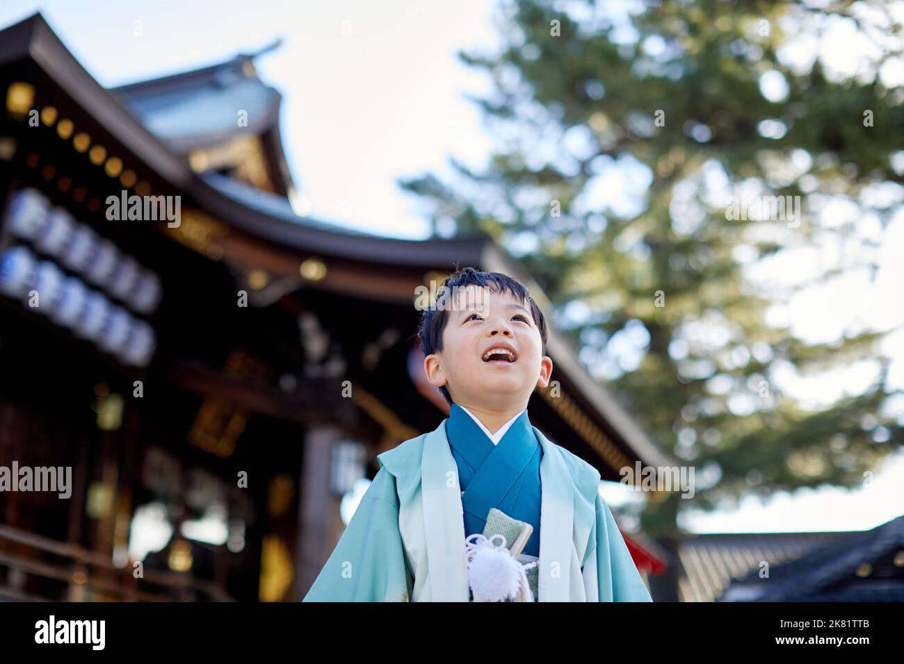 Japanese kid wearing kimono at the temple Stock Photo - Alamy