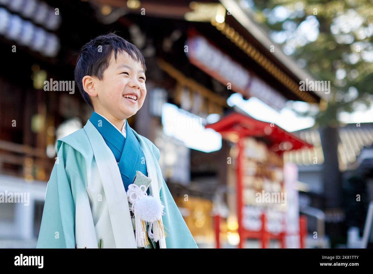 Japanese kid wearing kimono at the temple Stock Photo - Alamy
